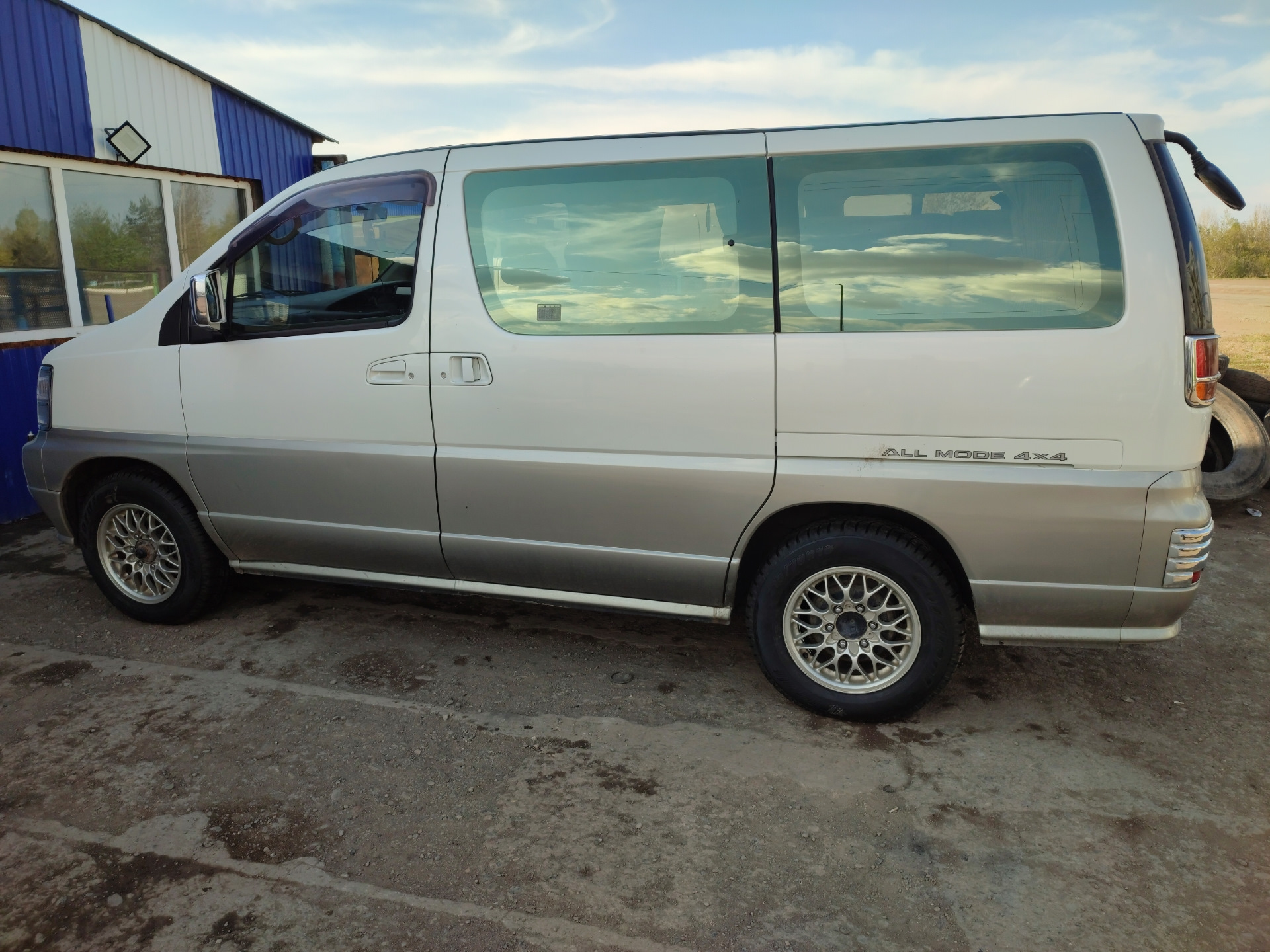 Тапочки для "Большого Эля" — Nissan Elgrand (E50), 3,2 л, 1998 года | колёсные диски | DRIVE2