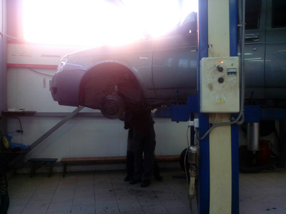 Замена передних стоек + замена масла двс — Lada Приора седан, 1,6 л ...