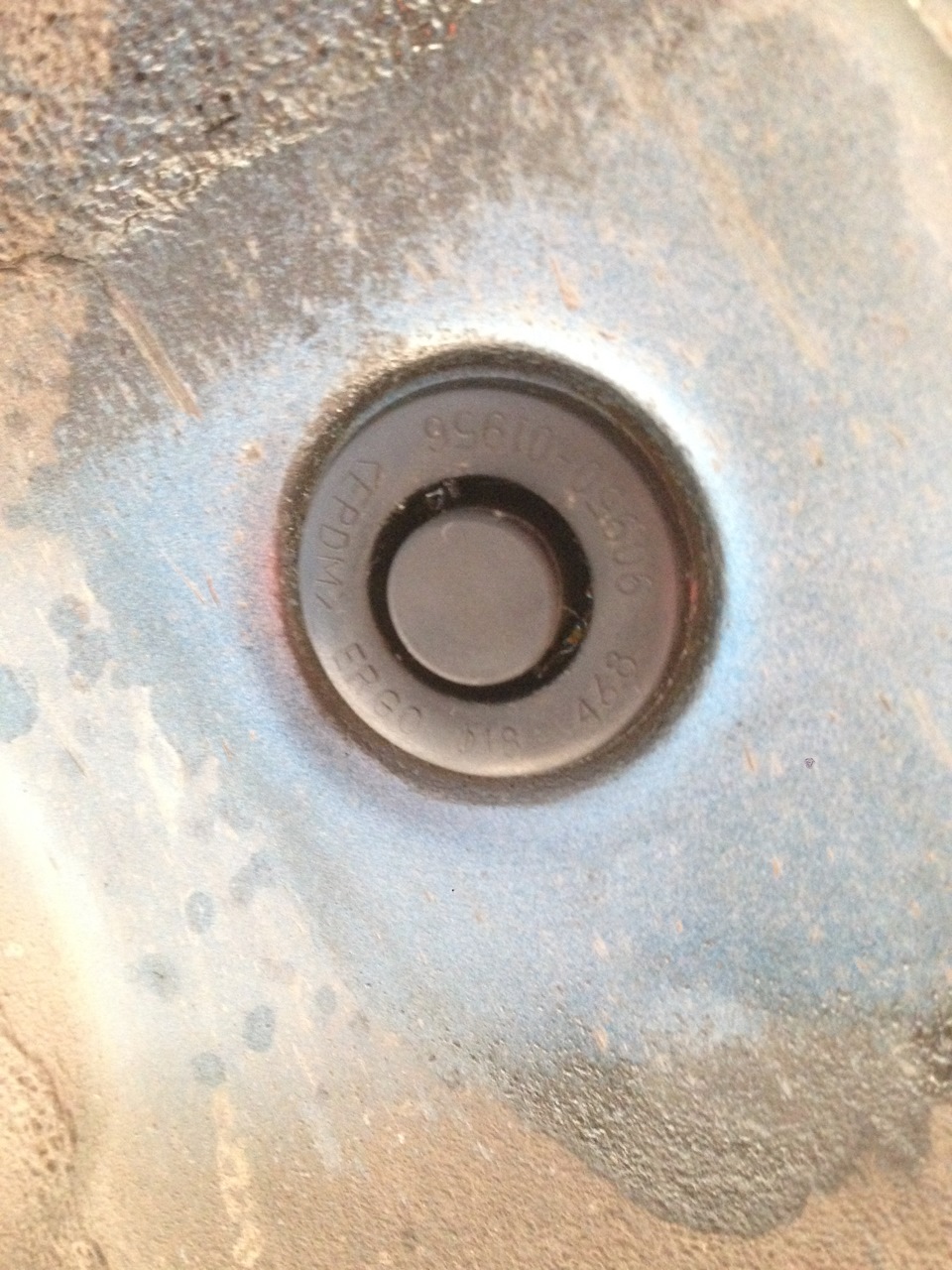 Сливные пробки днище кузова — Toyota Vitz (90), 1,5 л, 2009 года ...