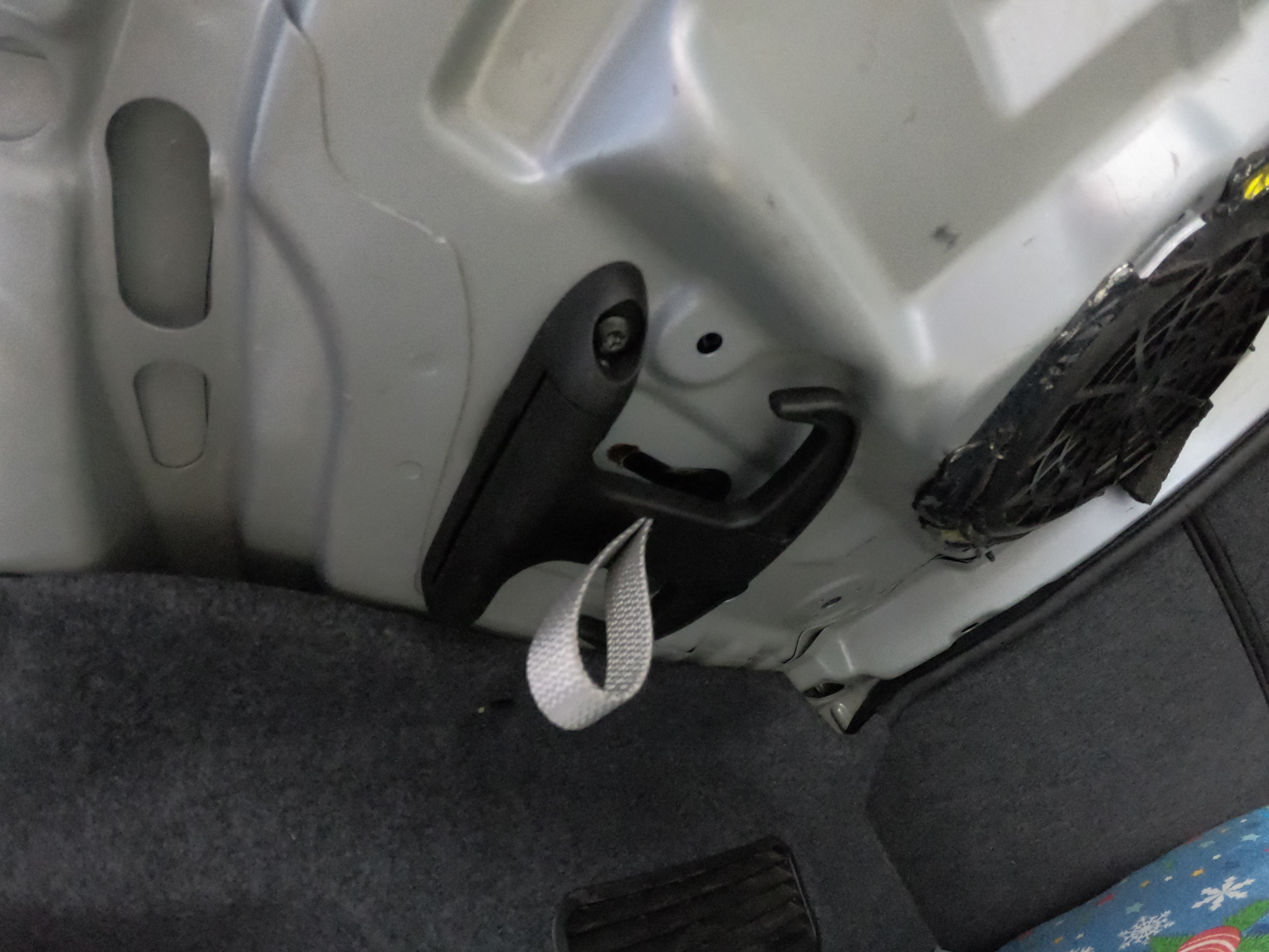 📌 # 135 Крючки для пакетов в багажник — Audi A4 (B7), 1,8 л, 2006 года ...