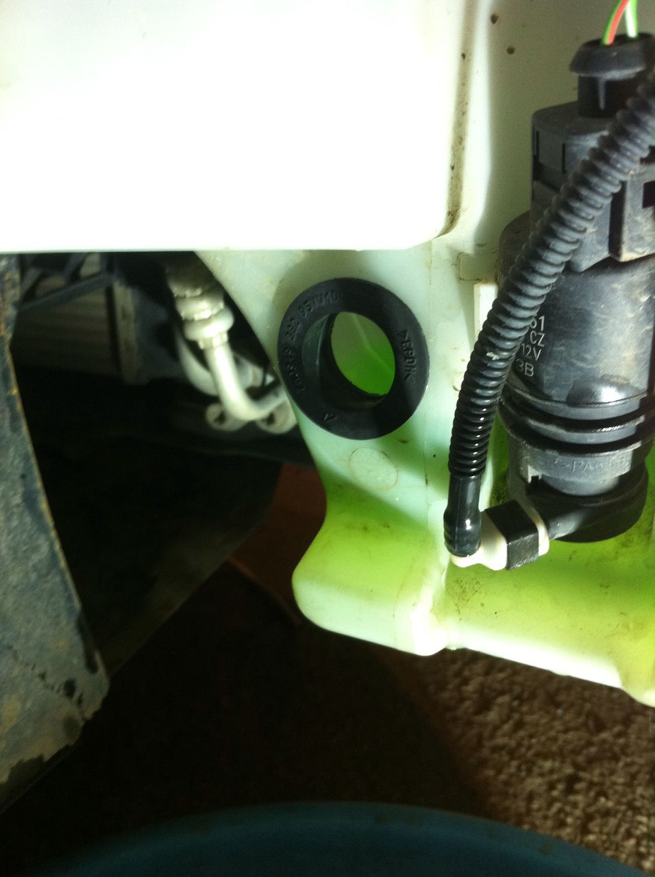 Установка датчика охлаждающей и омывающей жидкости — Volkswagen Polo ...