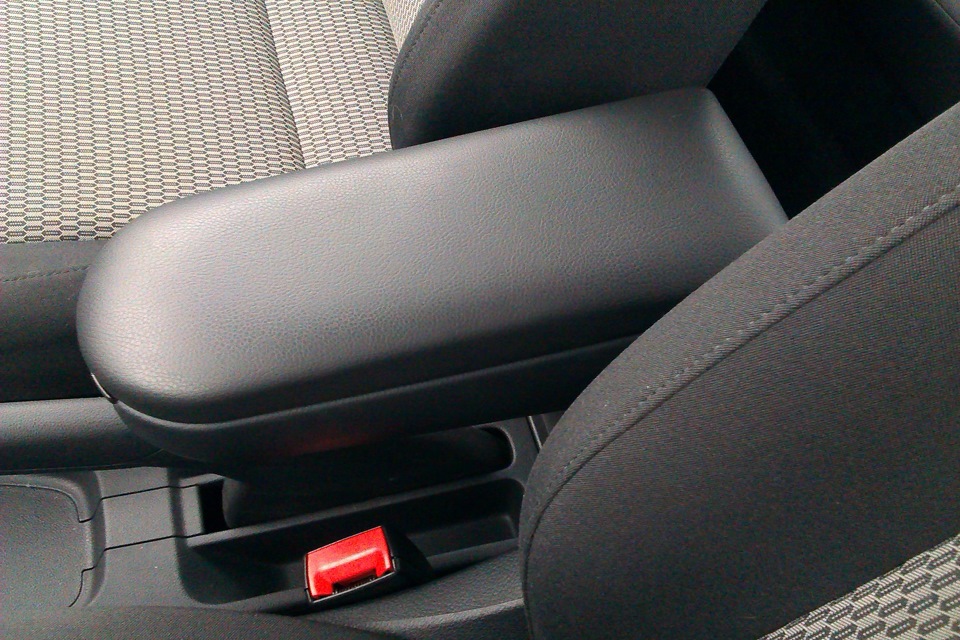 Установил подлокотник. — Volkswagen Polo Sedan, 1,6 л, 2013 года ...