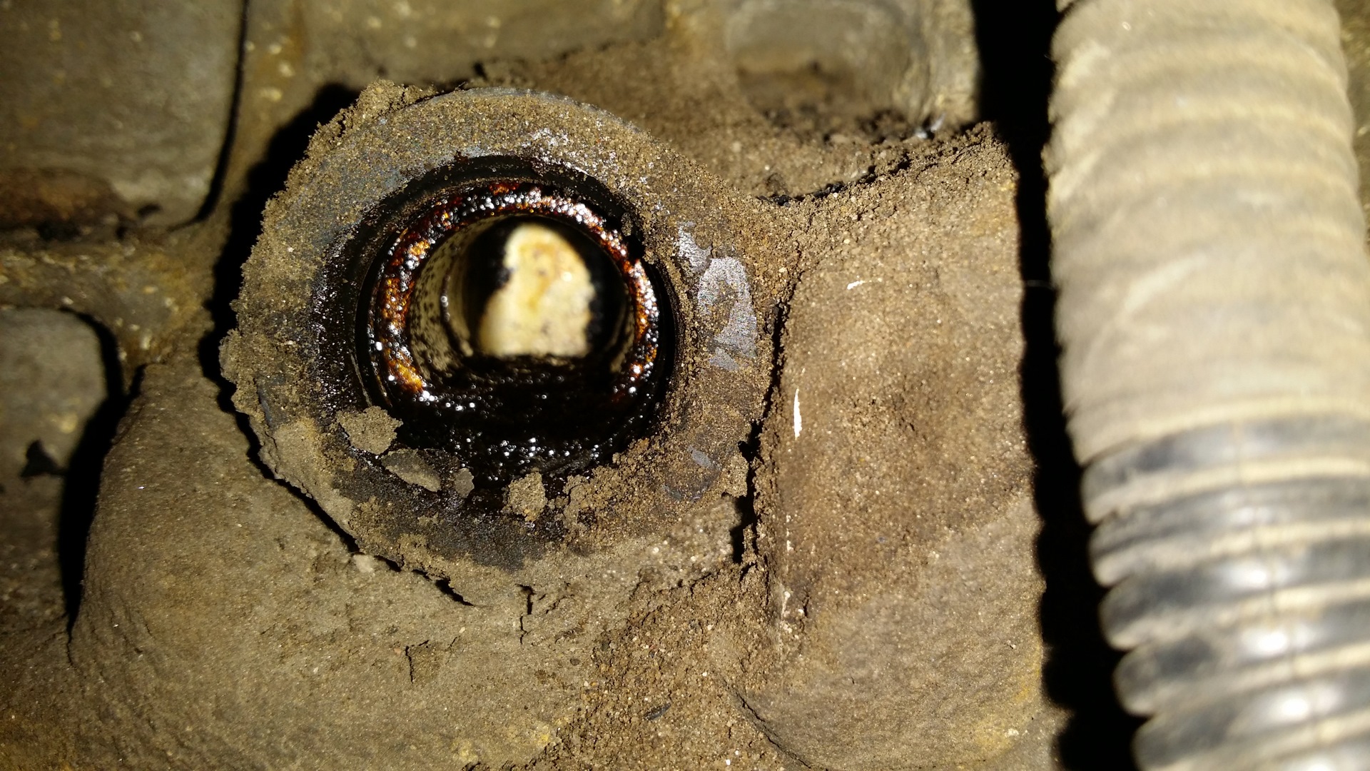 Замена и чистка системы вентиляции картерных газов. — Volvo S60 (1G), 2 ...