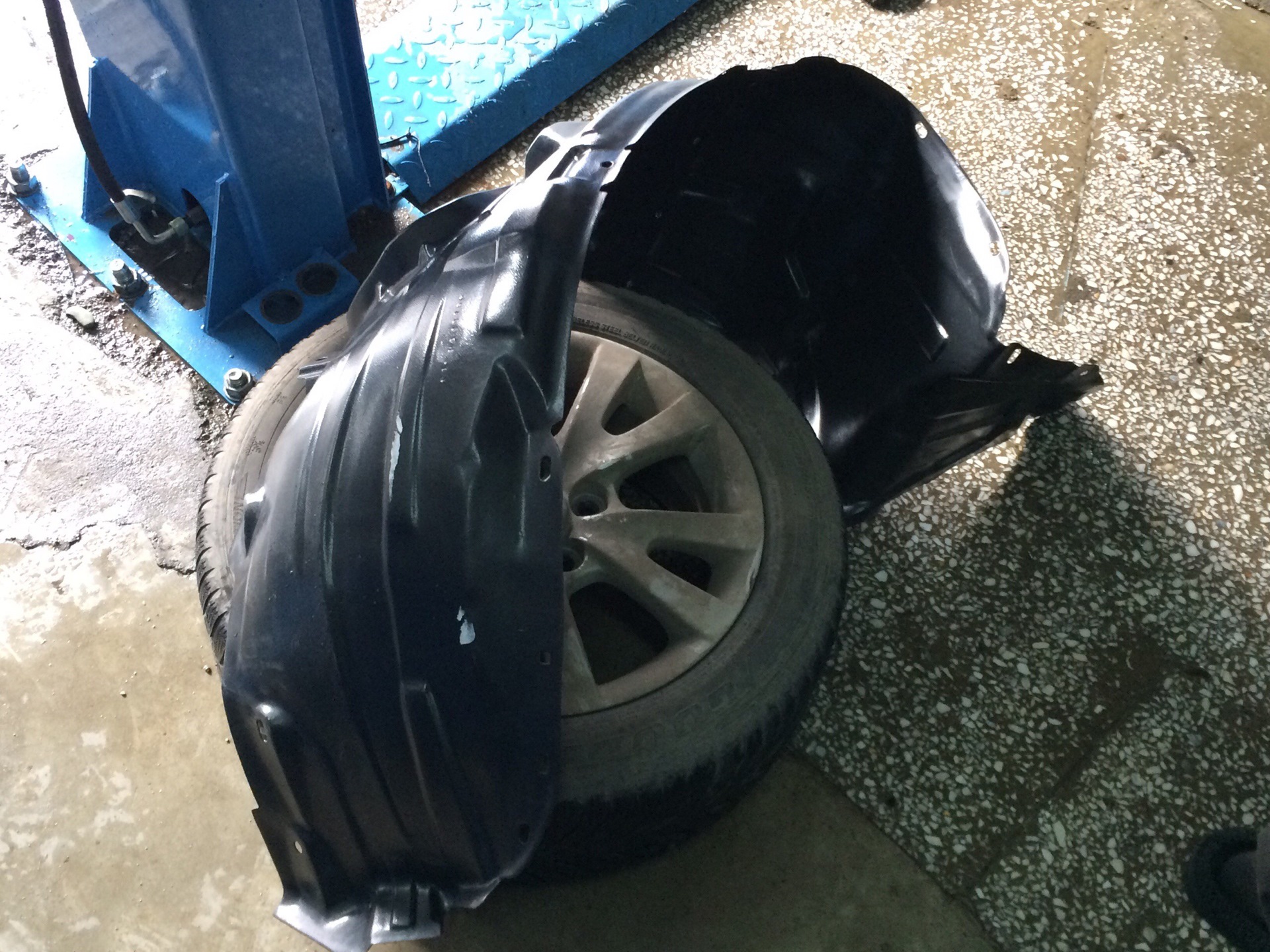 Купил и поставил передний правый подкрылок. — Mazda 3 (1G) BK, 1,6 л ...