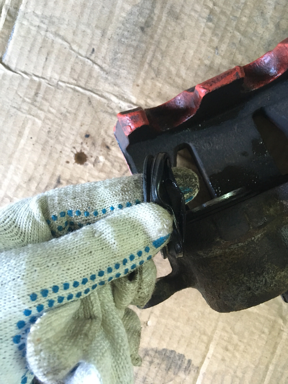 Замена тормозного пыльника тормозного поршня — Hyundai Santa Fe (3G), 2 ...