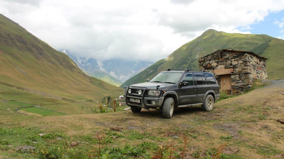 Nissan terrano vs Nissan patrol Y60 vs Mitsubishi pajero mini видео — Nissan Terrano R50, 3 л ...