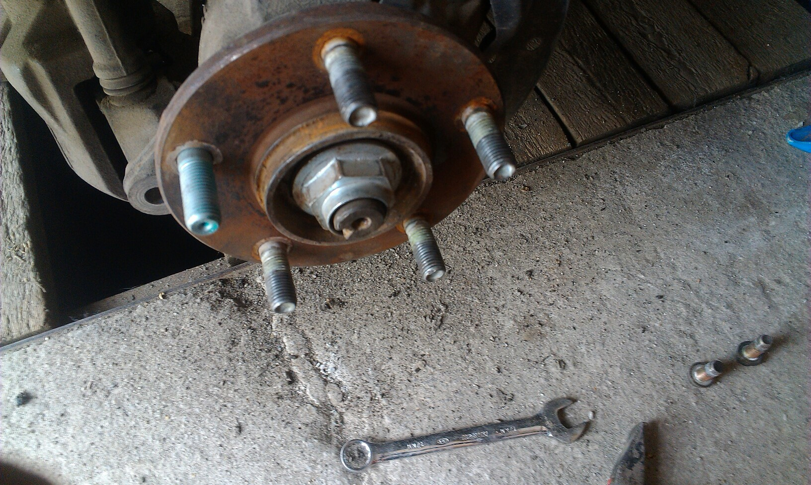 Болт ступицы — Mazda Familia (BJ), 1,5 л, 1999 года | своими руками ...