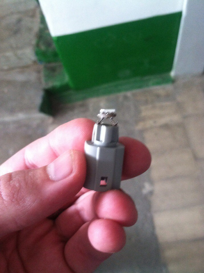 Замена лампочки подсветки прикуривателя — Toyota RAV4 (II), 2 л, 2001 ...