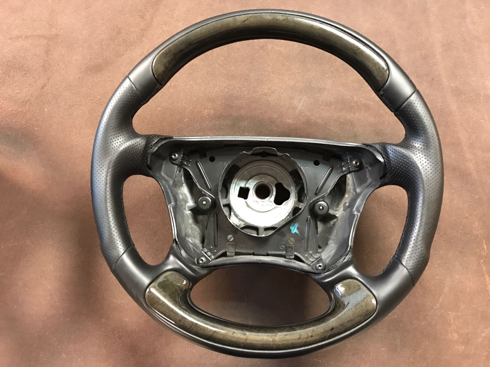 Покраска кожи руля, реставрация деревянных вставок. — DRIVE2