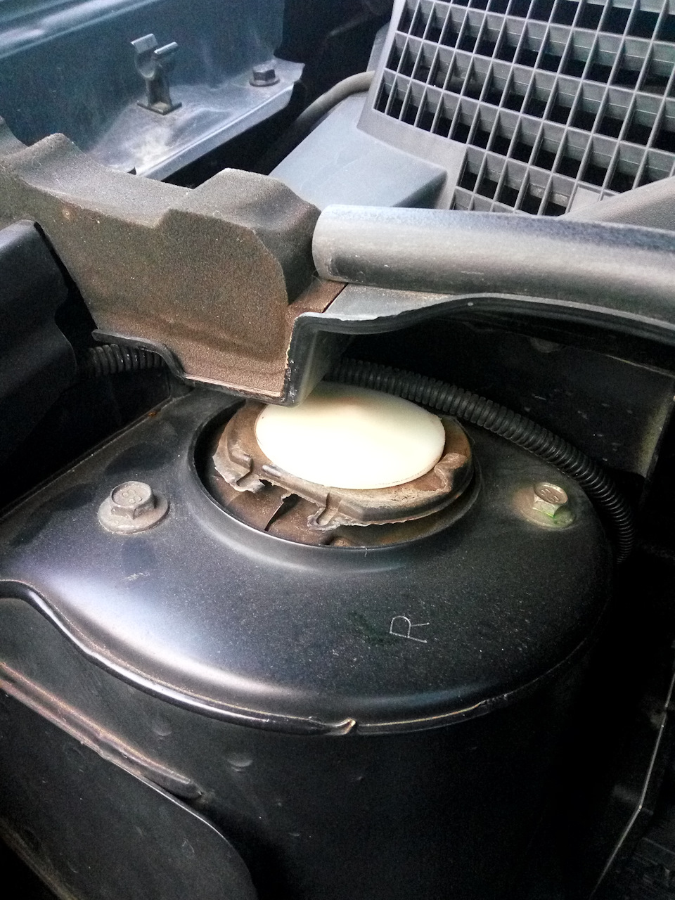 Заглушки на аморт — Nissan Qashqai (1G), 2 л, 2011 года | своими руками ...