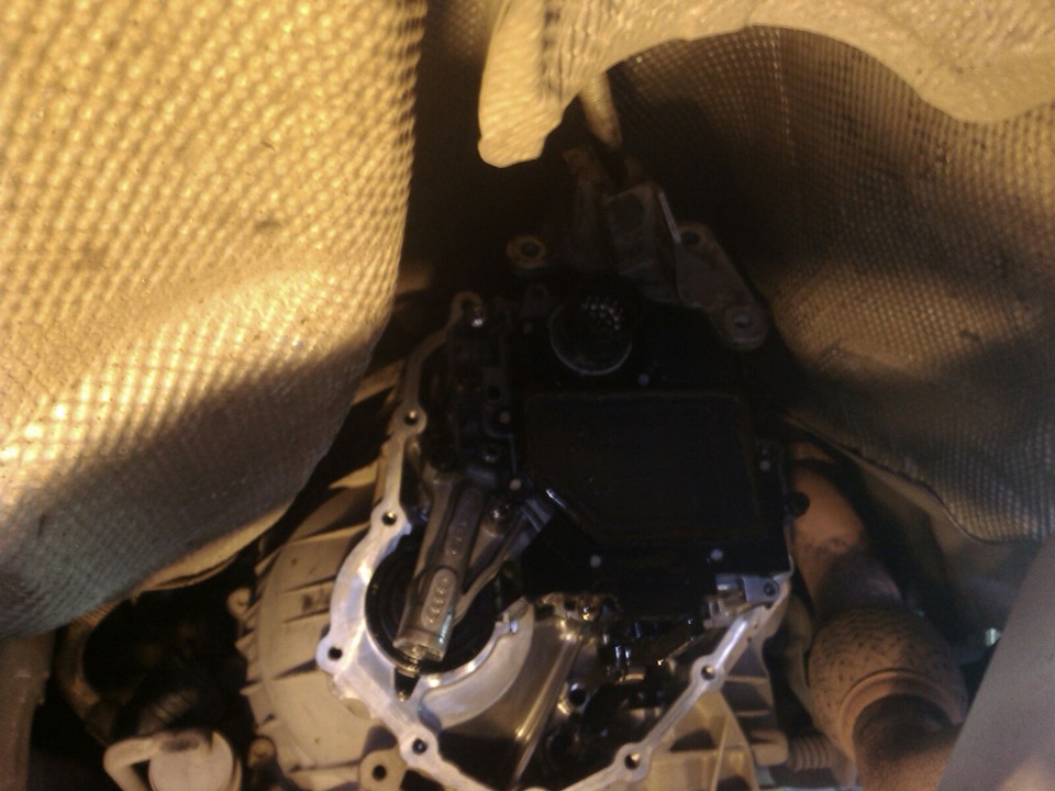 Замена сальника блока управления коробки — Audi A4 (B7), 2 л, 2005 года ...