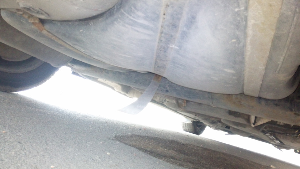 Замена крепления топливного бака — Audi A4 (B5), 1,6 л, 1996 года ...