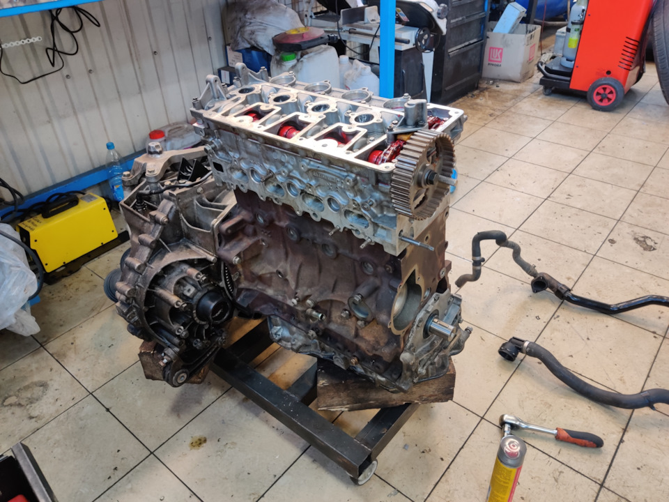 Процесс сброки двигателя на финальной стадии — Ford Kuga (1G), 2 л ...