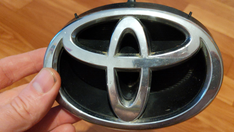 Значок решетки радиатора — Toyota Corolla (120), 1,6 л, 2004 года ...