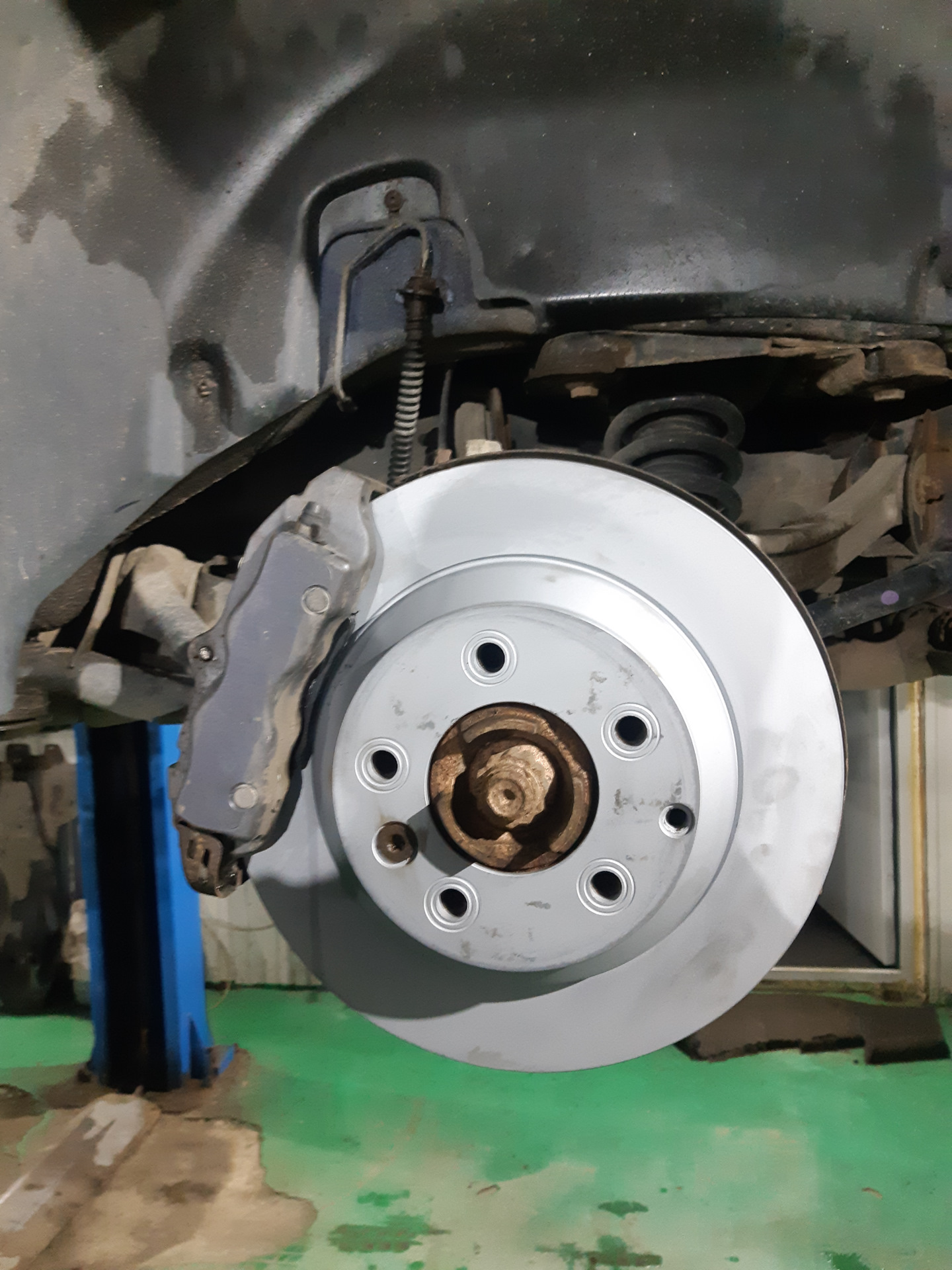 Замена тормозилок)) — Volkswagen Touareg (1G), 3,2 л, 2004 года ...