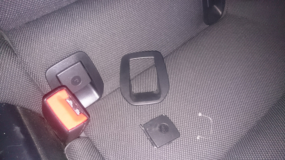 52206970744 Накладка Isofix BMW | Запчасти на DRIVE2