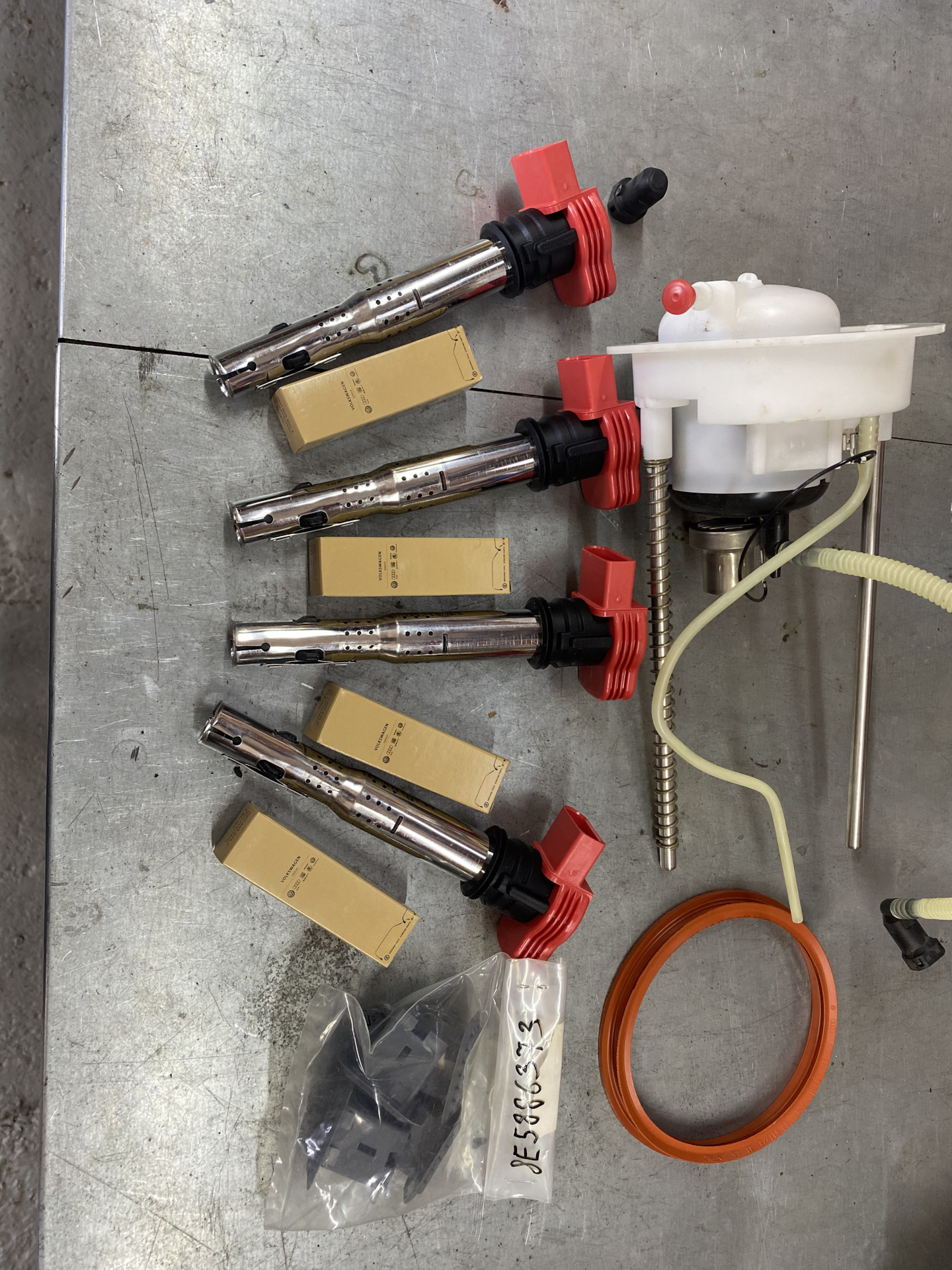 Замена топливного фильтра и катушек зажигания — Audi Q5 (1G), 2 л, 2010 ...