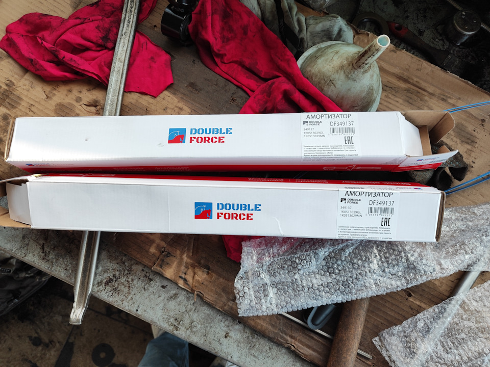 Замена задних амортизаторов DOUBLE FORCE (DF349137) — Volkswagen Golf Plus, 1,6 л, 2006 года ...
