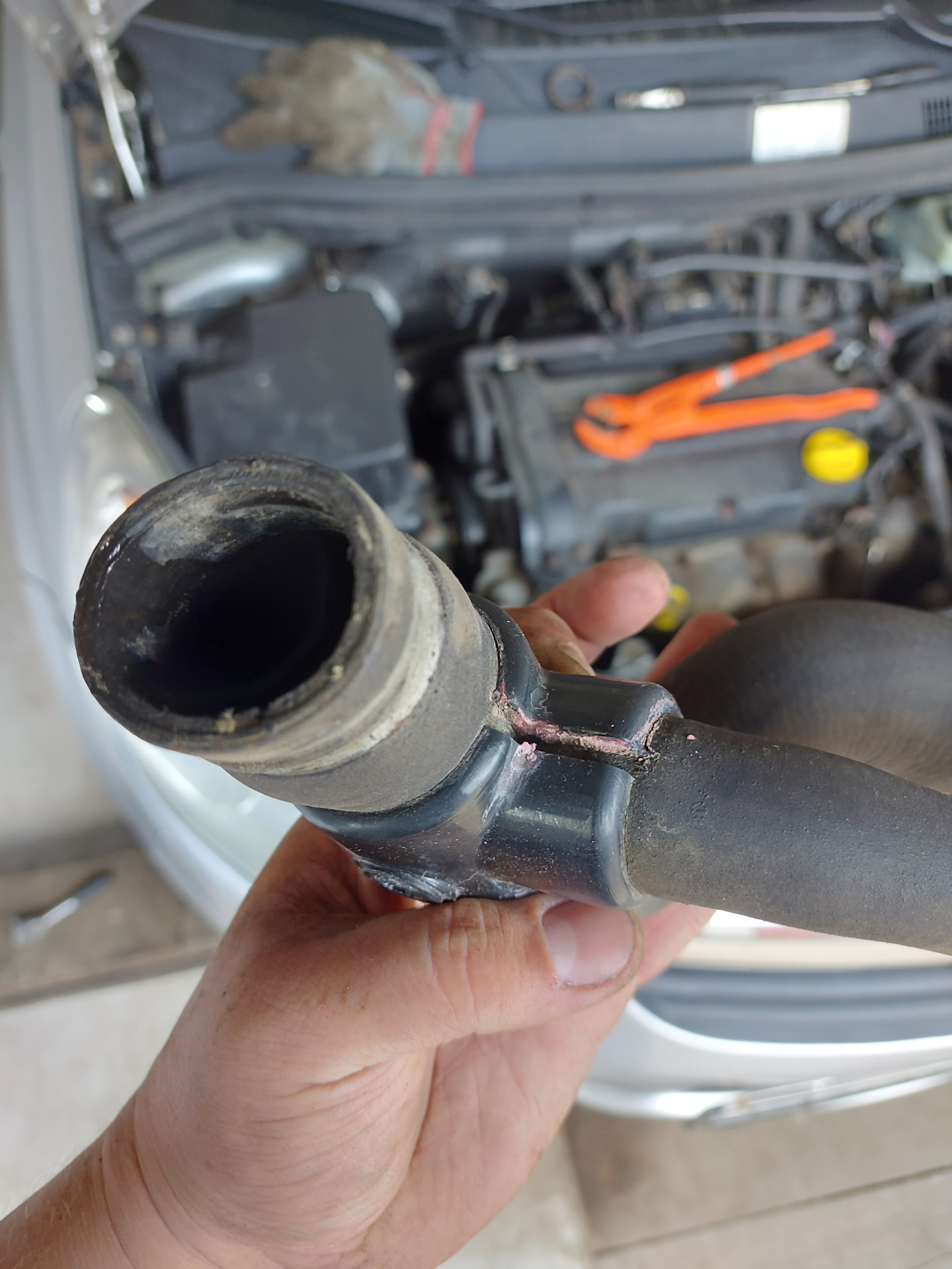 Замена патрубка — Opel Corsa D, 1,4 л, 2008 года | поломка | DRIVE2