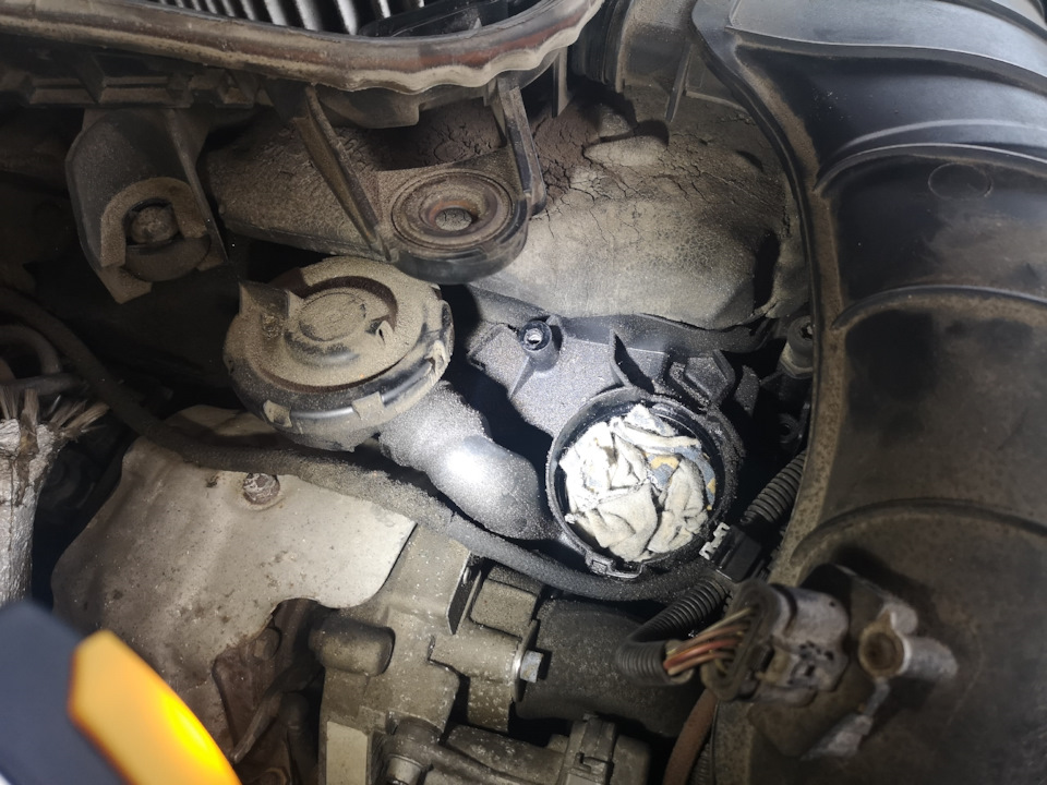 Замена сальника масло-заливной горловины — BMW X5 (E70), 3 л, 2011 года ...