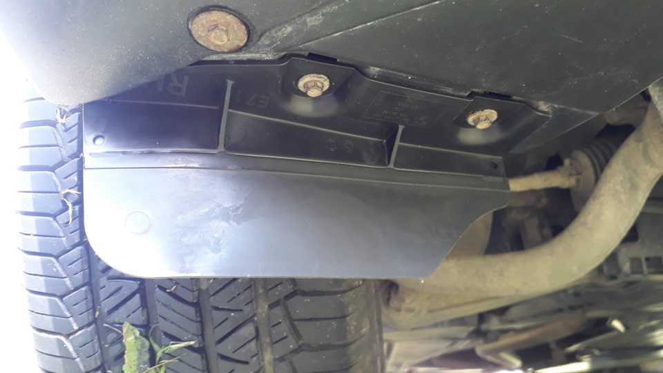 Замена передних аэродинамических щитков (51757188839, 51757188840 ...