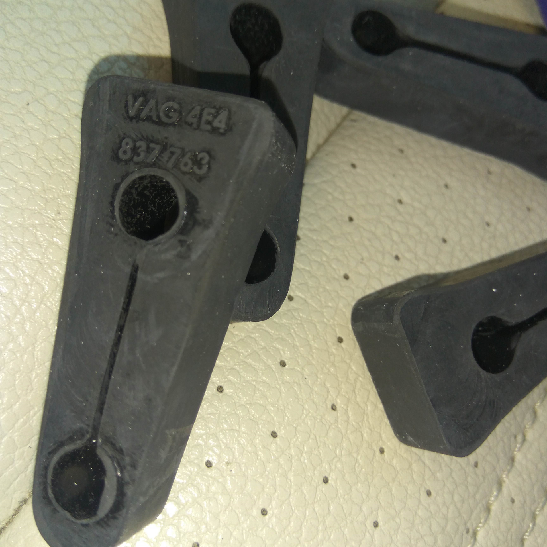 23. Упор замка двери. — Volkswagen Jetta VI, 1,8 л, 2015 года ...