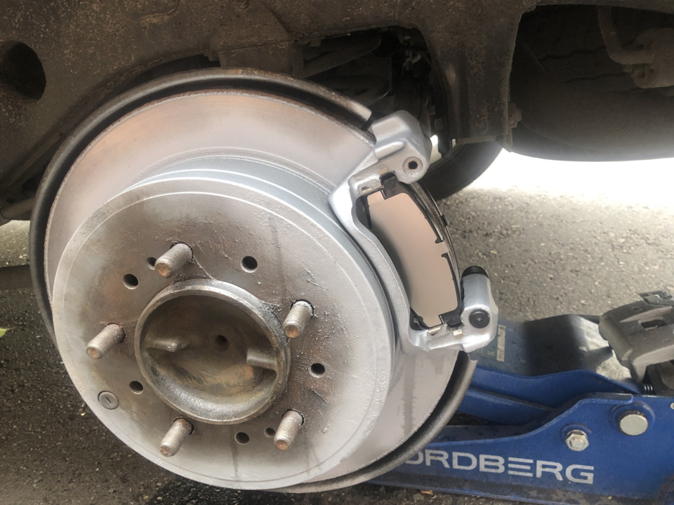 Переборка задних суппортов — Toyota Land Cruiser 200, 4,5 л, 2010 года ...