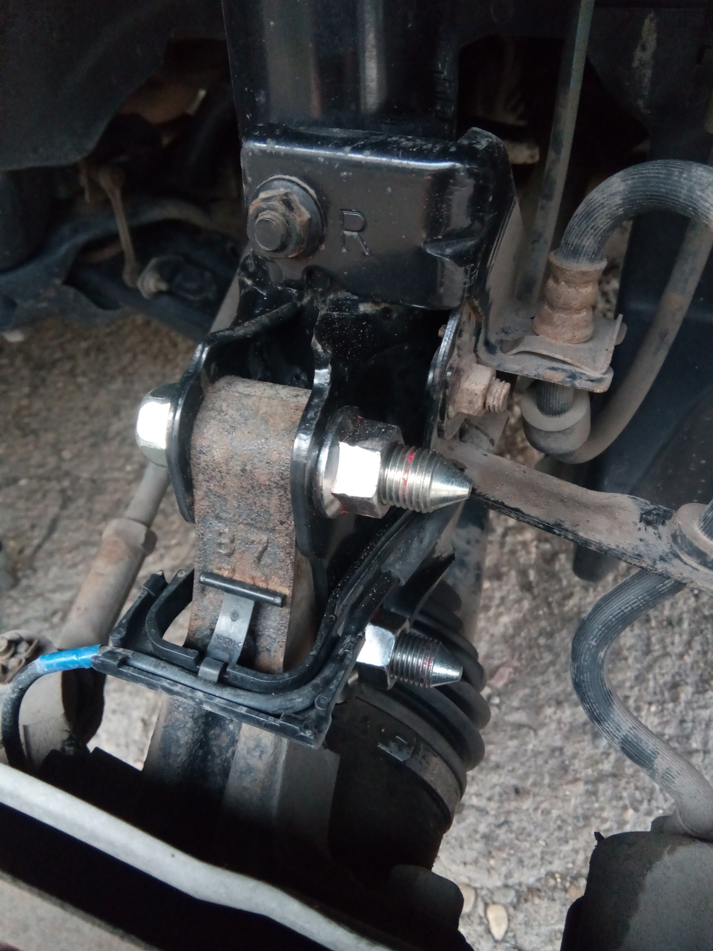 Замена болтов и гаек поворотного кулака — Mitsubishi Outlander XL, 3 л ...