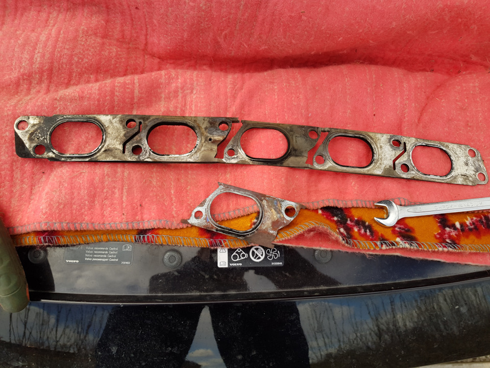 Замена прокладки выпускного коллектора и приемной трубы. — Volvo S60 ...