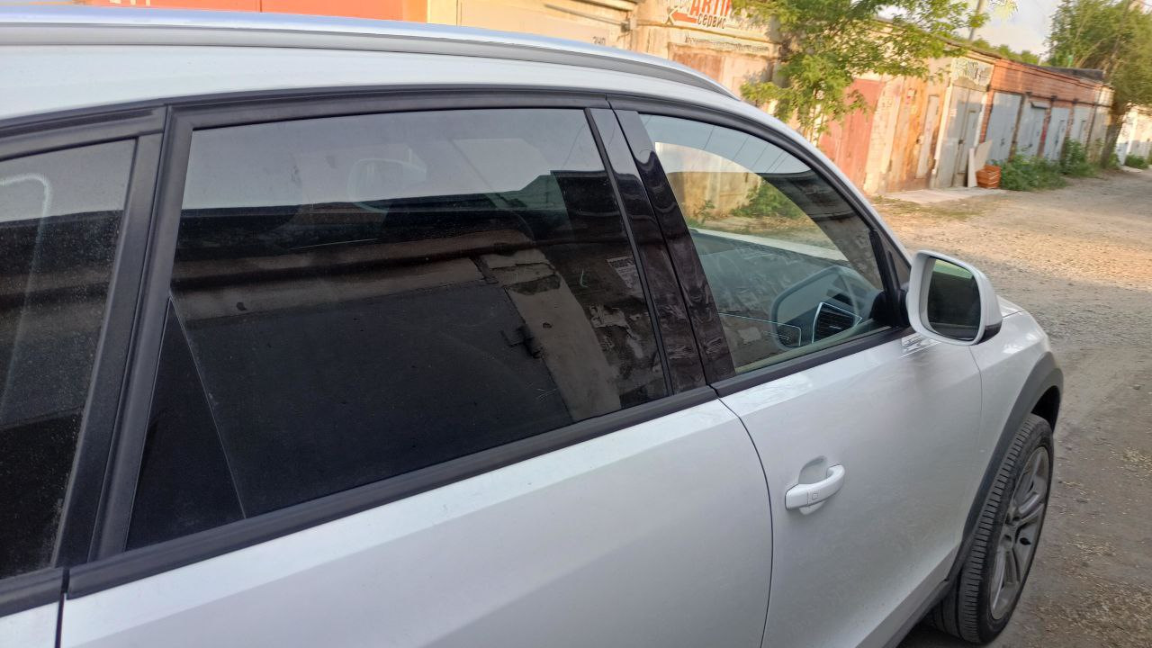 Глянцевые накладки дверных стоек вместо матовых — Audi Q5 (1G), 2 л, 2011 года | своими руками ...