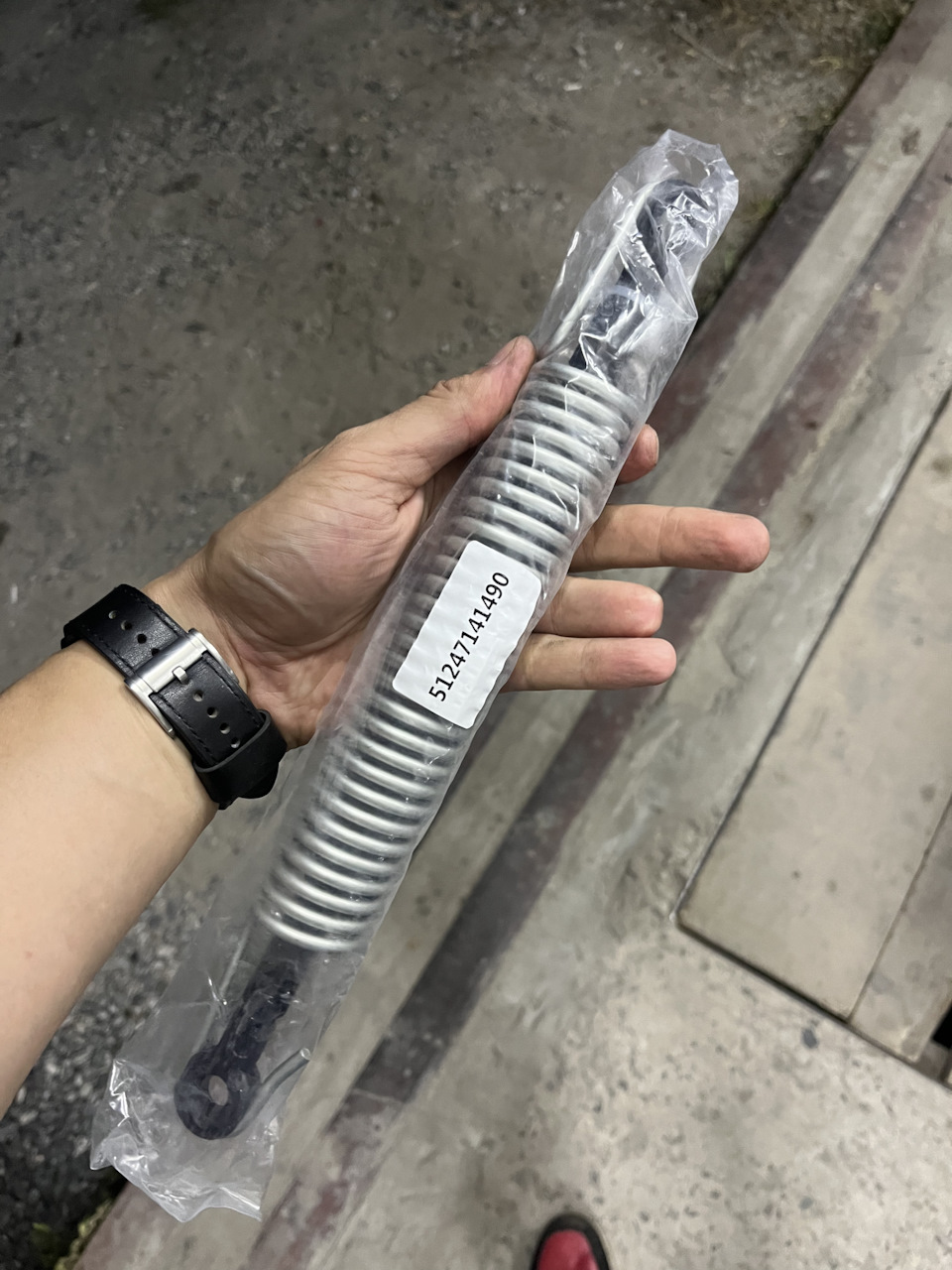 Амортизатор багажника — BMW 5 series (E60), 2,5 л, 2006 года | запчасти ...