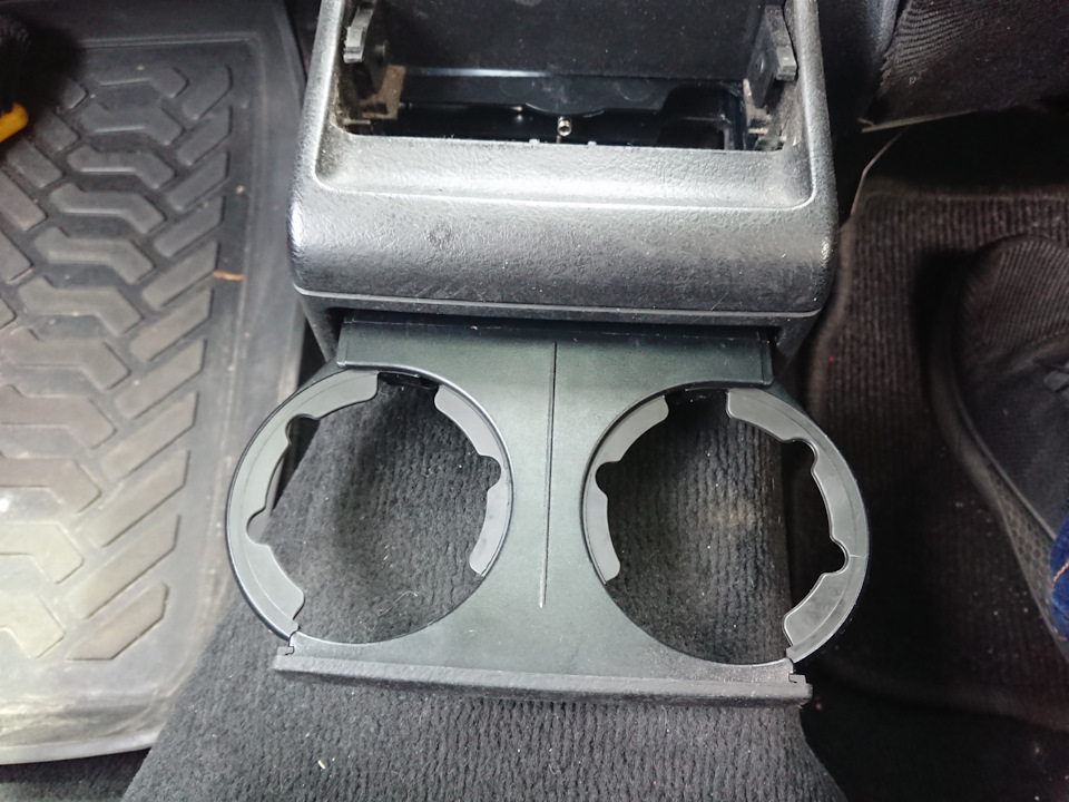 Подстаканник задних пассажиров — Volkswagen Passat B5, 1,6 л, 1998 года ...
