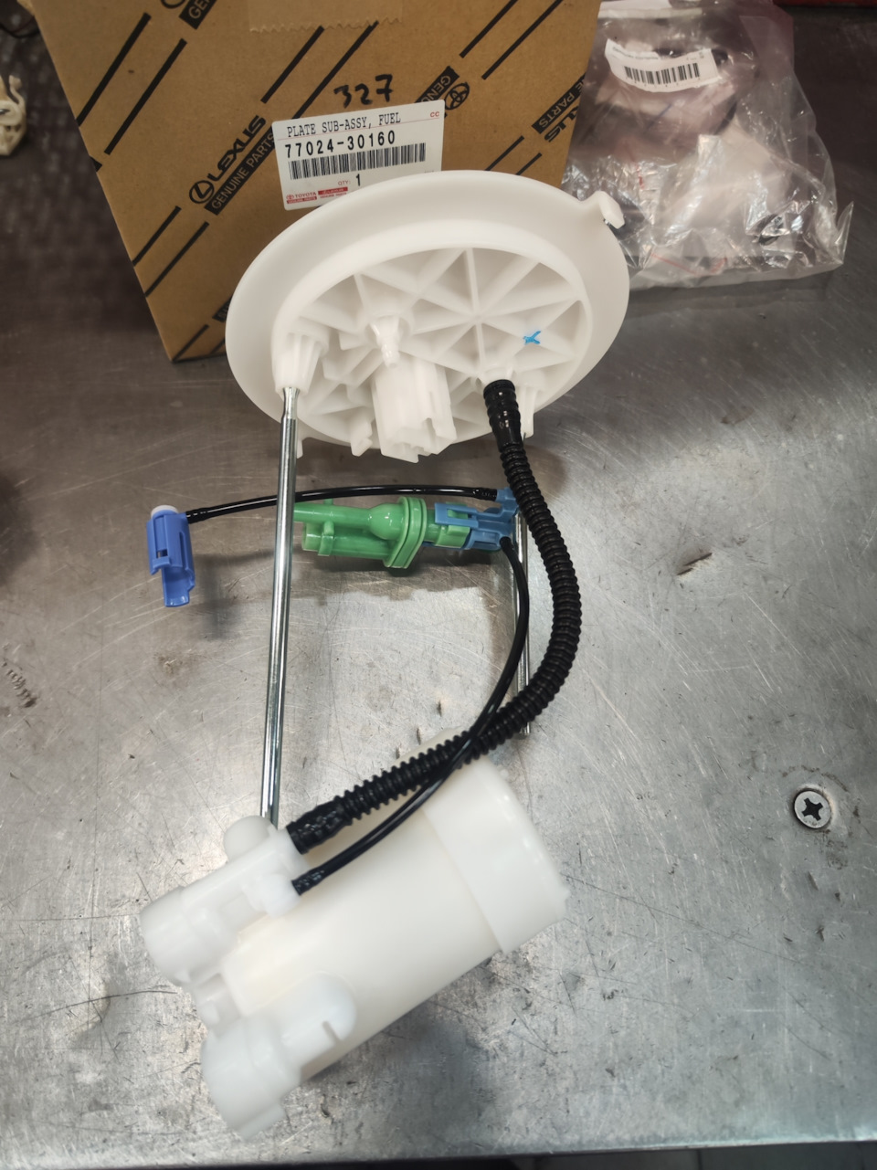 Замена топливного фильтра — Lexus GS (L10), 3,5 л, 2013 года | плановое ...