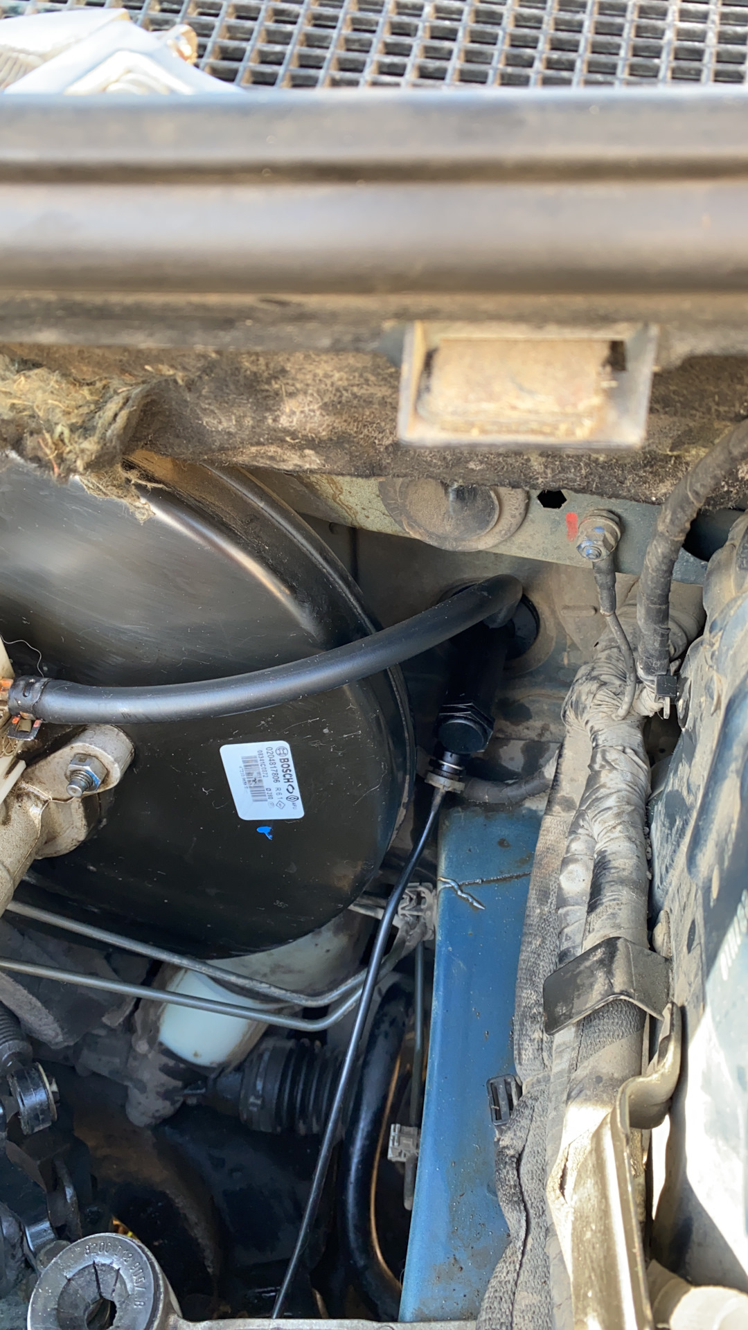 Замена главного цилиндра сцепления — Renault Fluence, 1,6 л, 2014 года ...