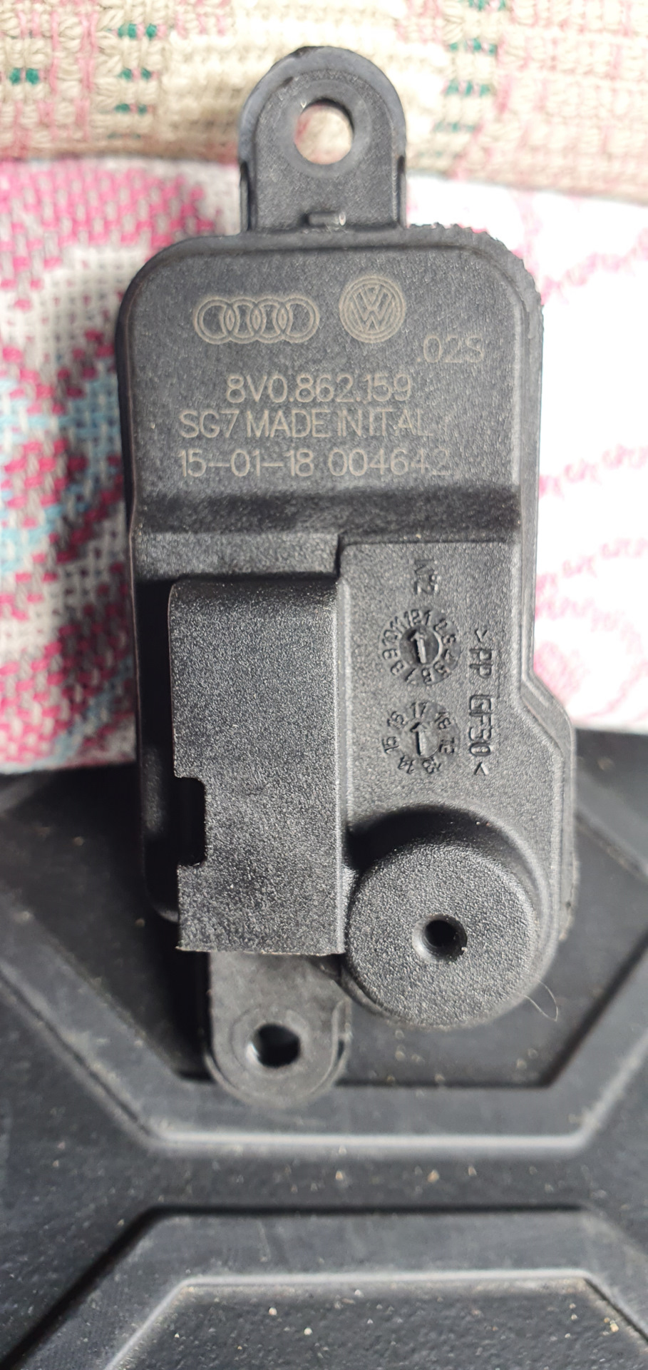 8V0862159 Лючок бензобака VAG | Запчасти на DRIVE2