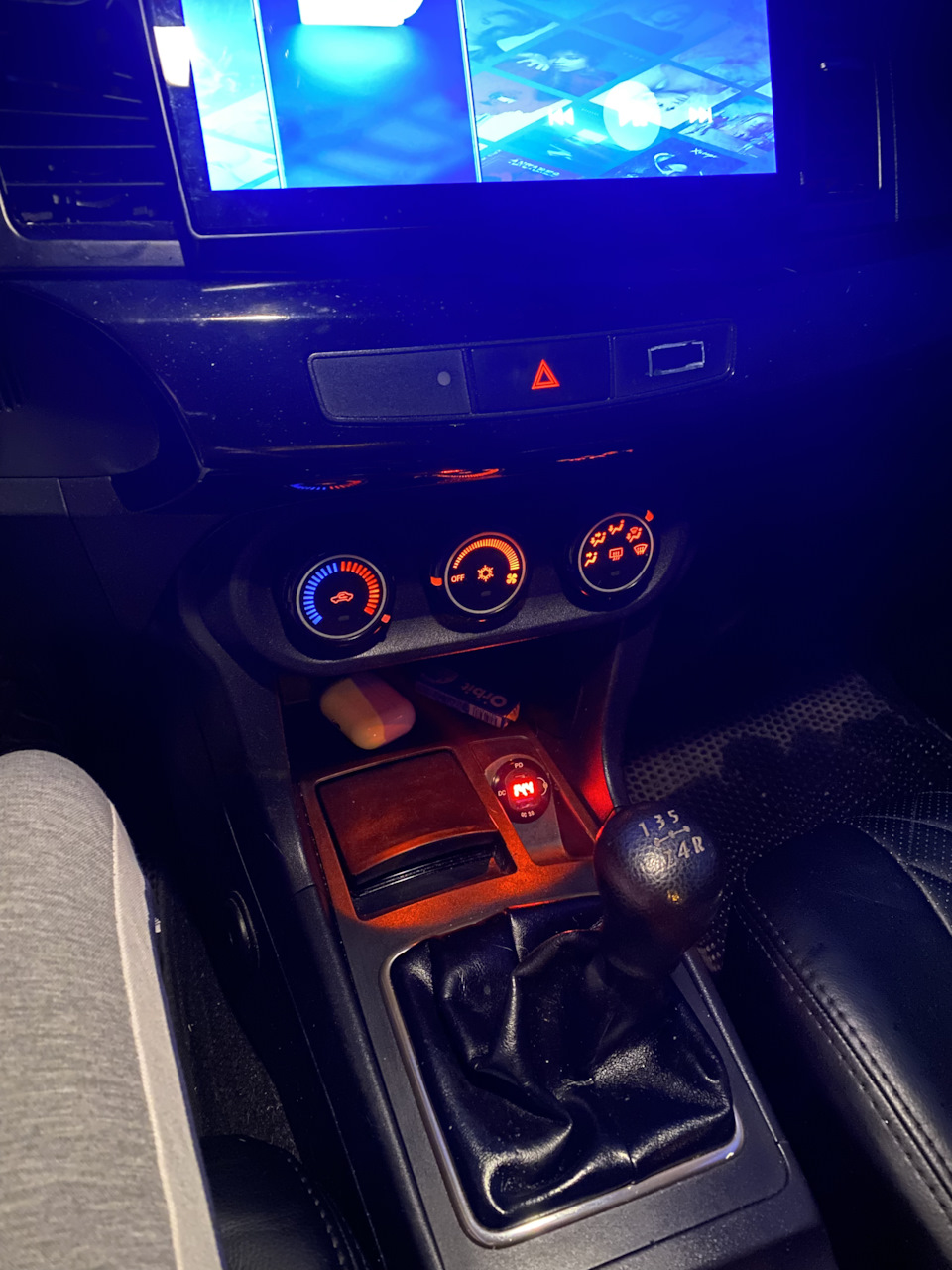 #3 Usb розетка + вольтметр в консоль — Mitsubishi Lancer X, 1,5 л, 2007 ...