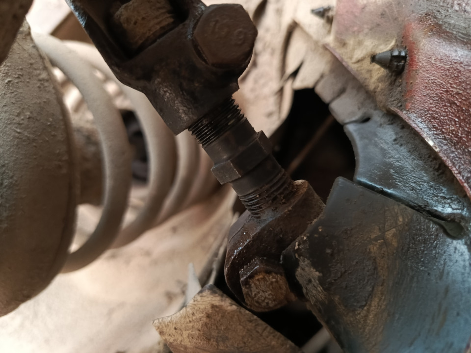 №88 Замена левого рулевого наконечника и смазка направляющих суппортов ...