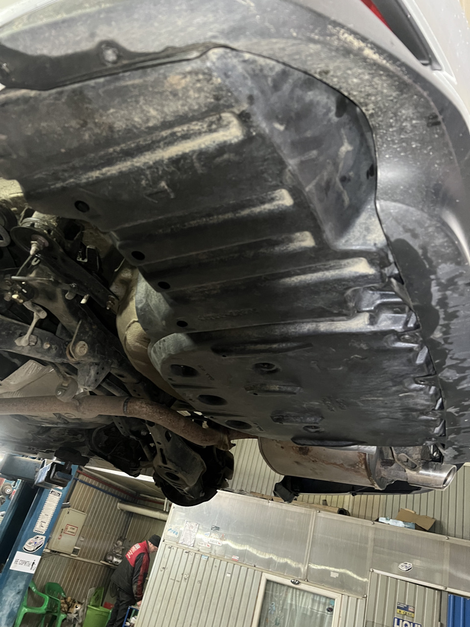 Замена антигравийной защиты Камри 70 2.5, смена колес. — Toyota Camry ...