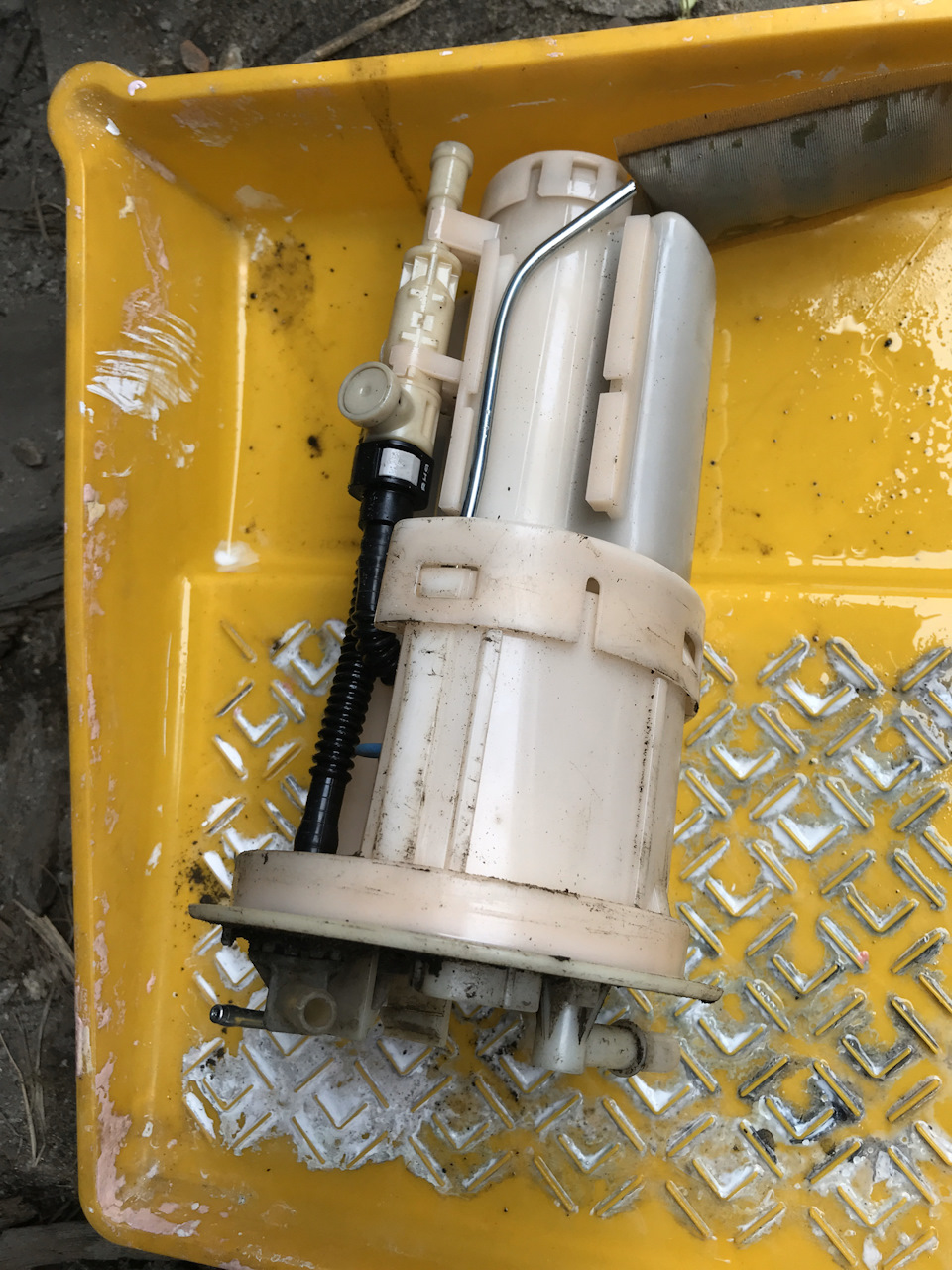 Замена топливного фильтра — Mitsubishi Pajero (4G), 3 л, 2006 года ...