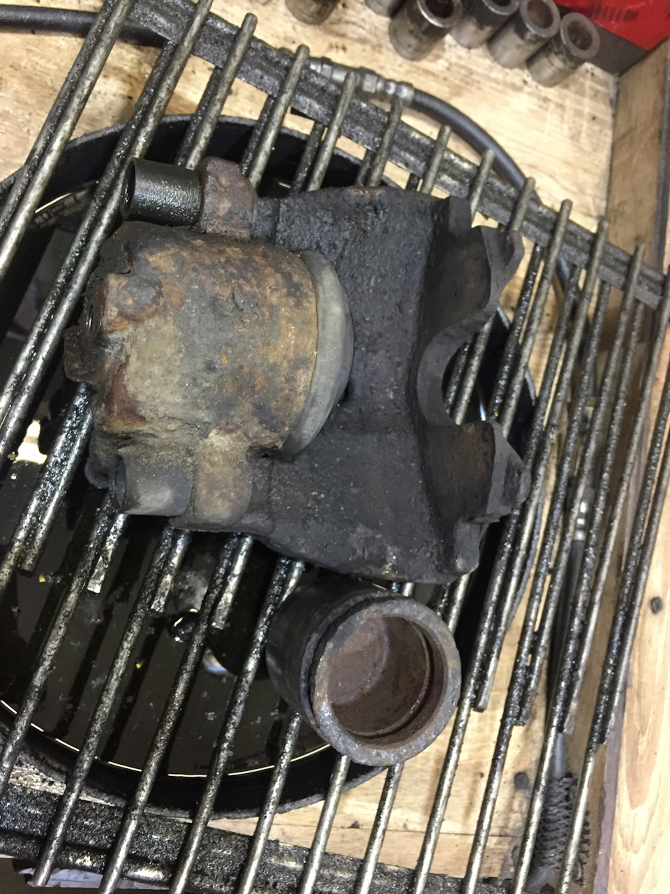 Замена передних амортизаторов и пружин — Volkswagen Passat Variant (B3 ...