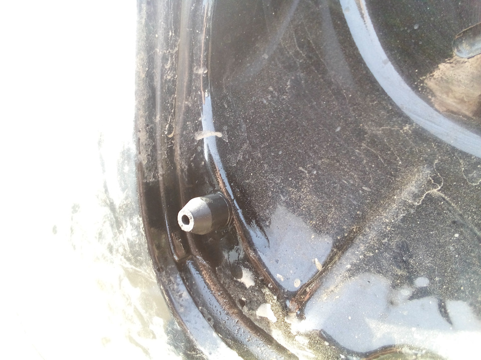 Пропал упор лючка топливного бака — Renault Duster (1G), 2 л, 2013 года ...