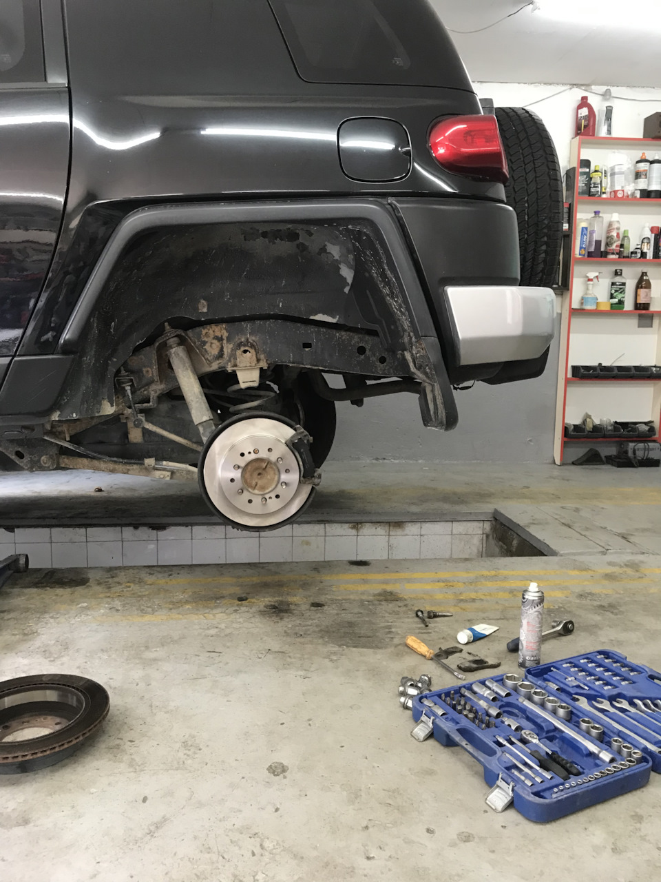 Замена задних тормозных дисков и колодок — Toyota FJ Cruiser, 4 л ...