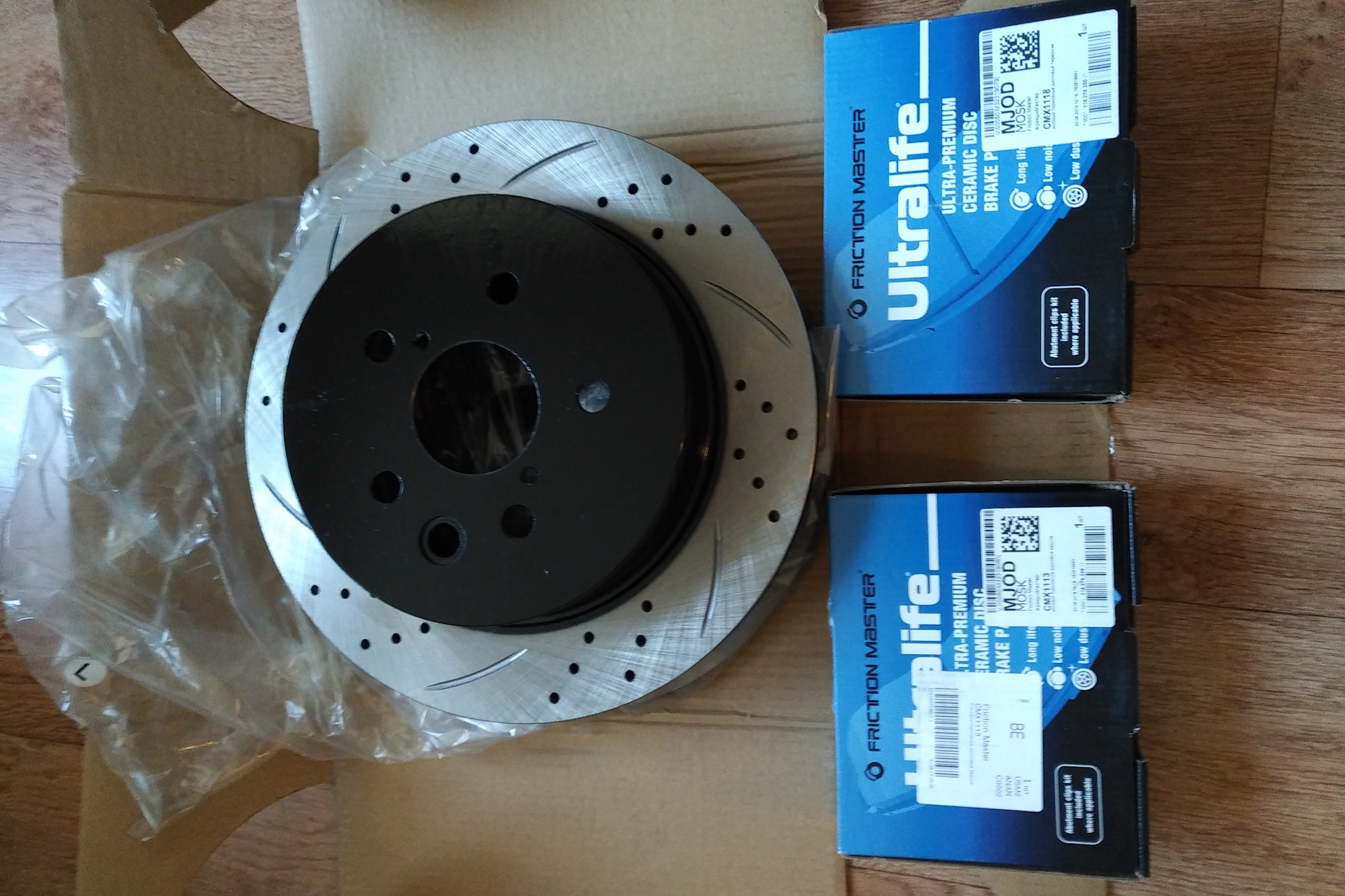 Перфорированные тормозные диски — керамические колодки — полное ...