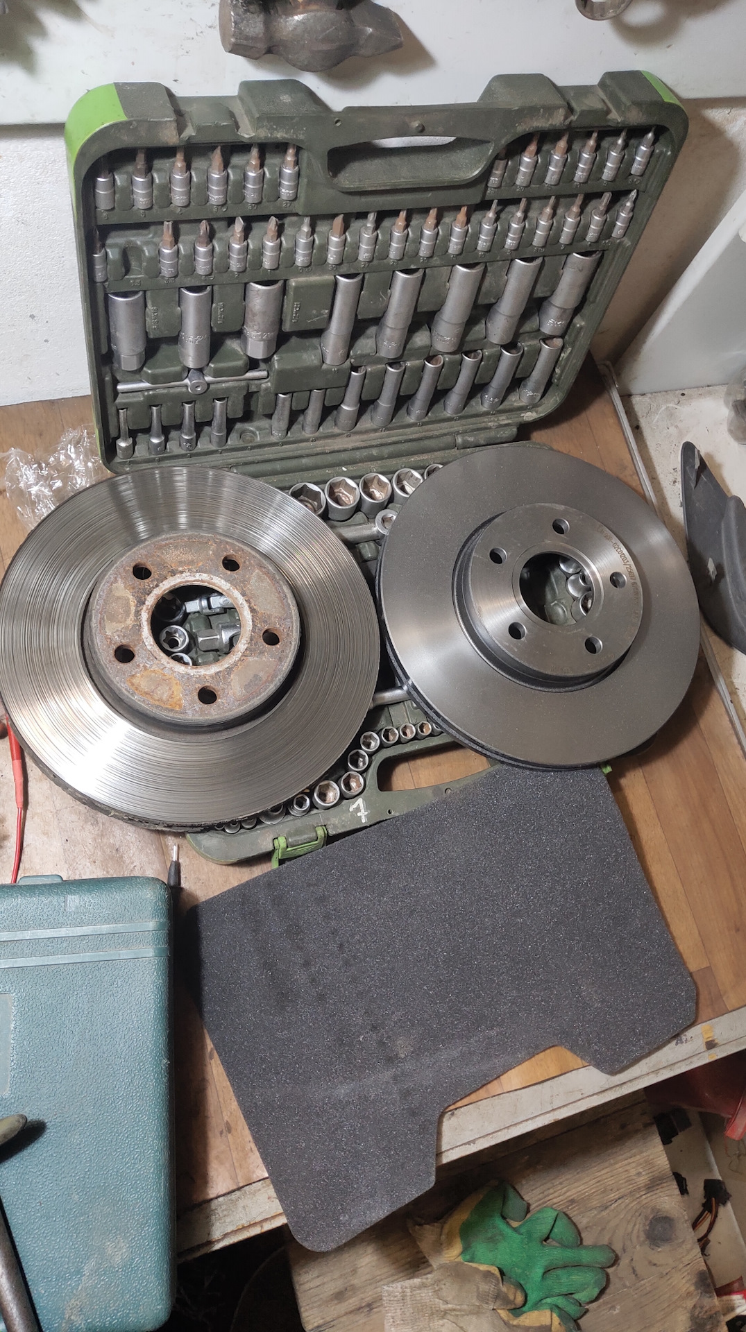 Замена тормозных дисков и колодок — Ford Focus Wagon II, 1,8 л, 2010 года | запчасти | DRIVE2