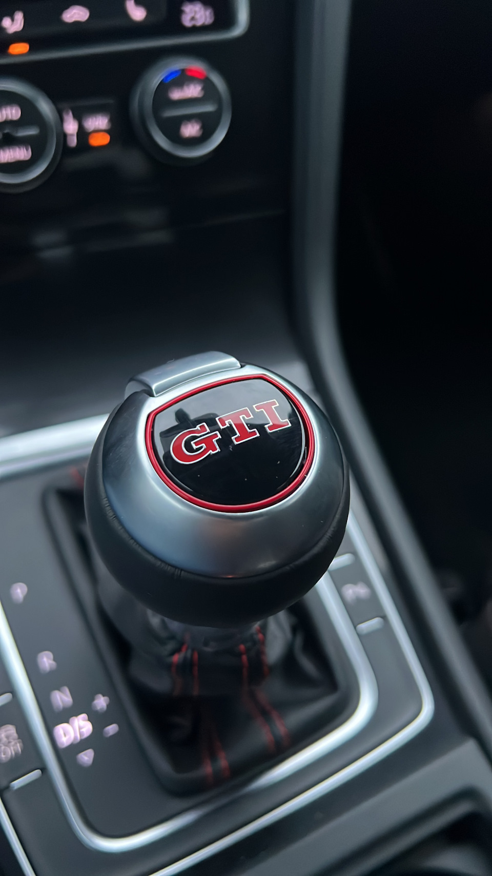 Ручка GTI — Volkswagen Golf GTI Mk7, 2 л, 2015 года | тюнинг | DRIVE2