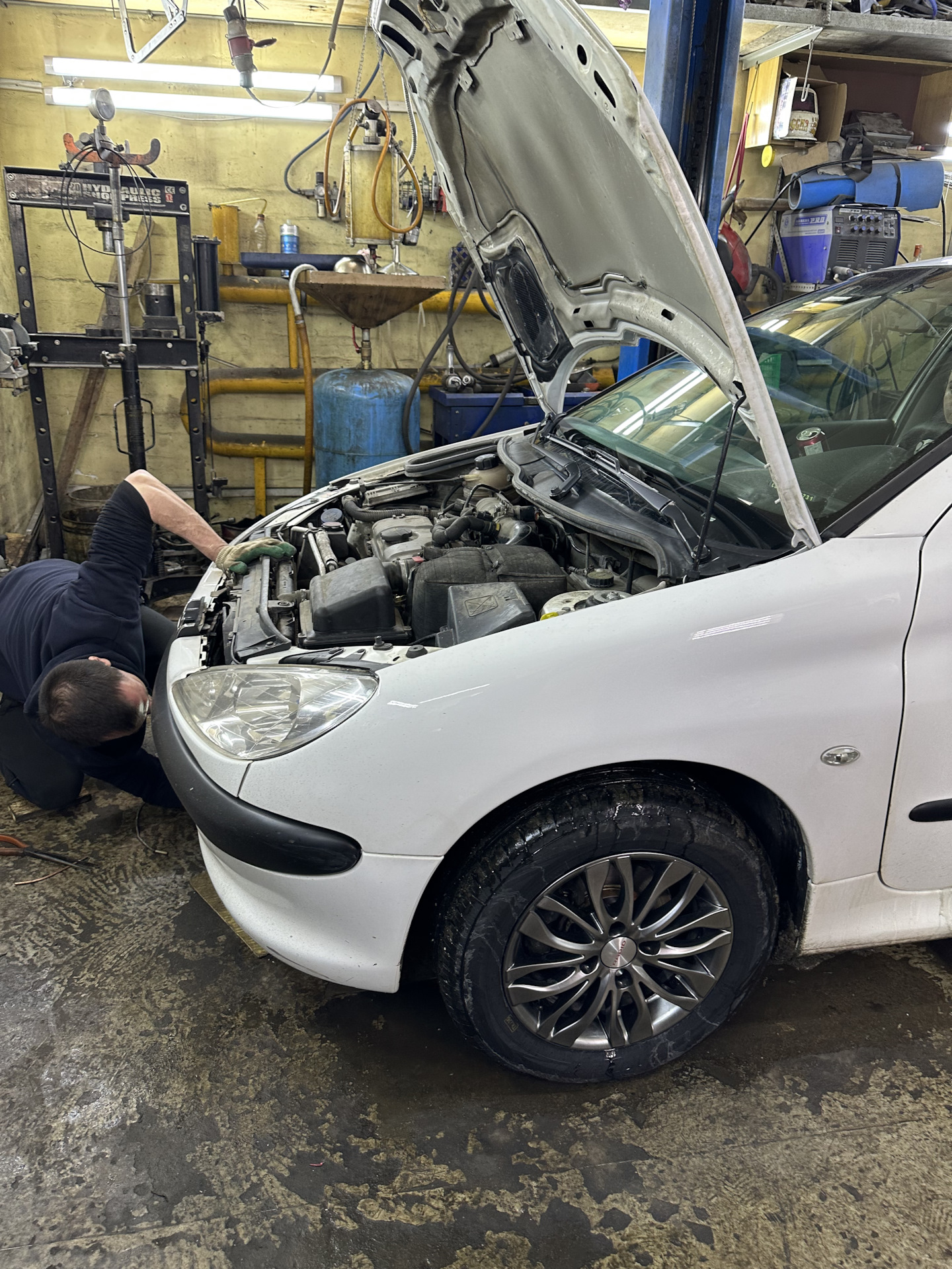 Замена резистора вентилятора охлаждения — Peugeot 206, 1,4 л, 2009 года ...