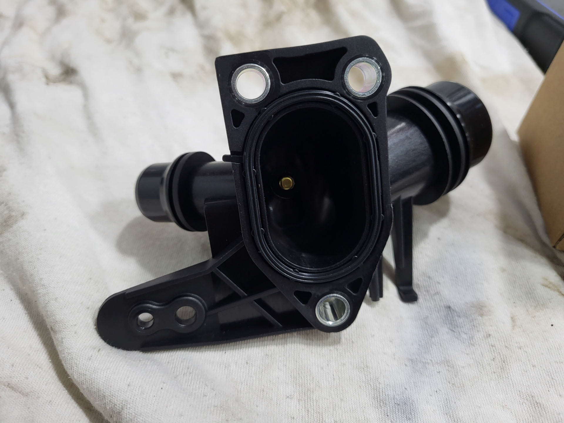 Термостат — Volvo XC60 (1G), 2,4 л, 2010 года | запчасти | DRIVE2