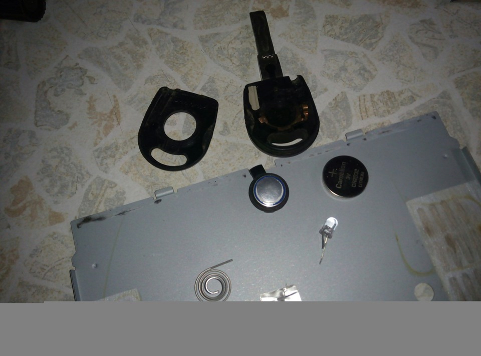 Замена лампочки в ключе зажигания. — Volkswagen Golf Mk4, 1,6 л, 2000 ...