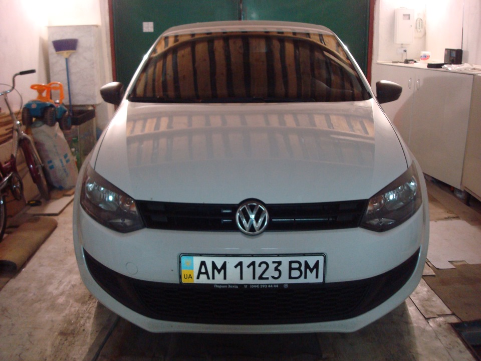 Накладки на зеркала и дверные ручки в белый карбон — Volkswagen Polo Hatchback Mk5 1 4 л 2014