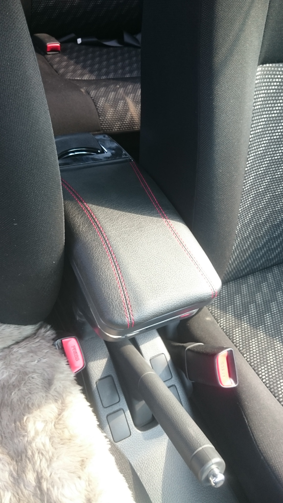 Подлокотник — Suzuki SX4 (1G), 1,5 л, 2009 года | аксессуары | DRIVE2